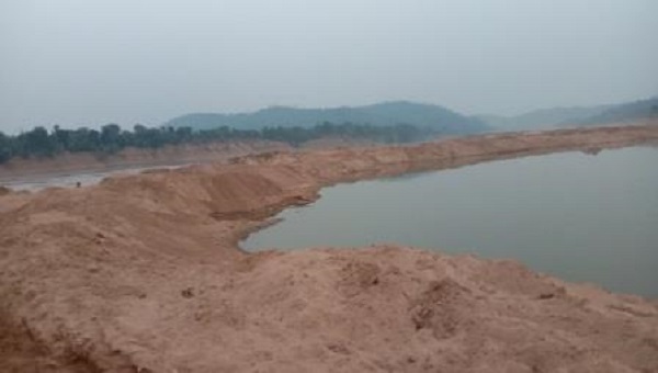 गोपद नदी की खदानों से रेत निकालने में राजनीतिक दखलंदाजी बन रही बाधा ...