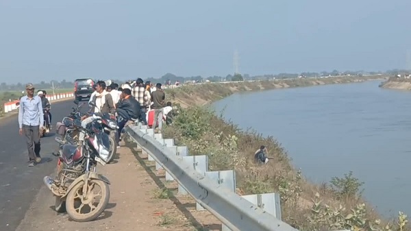 कोहरे का कहर: विद्युत विभाग के अधिकारी की गाड़ी नहर में गिरी, एई तैरकर ...