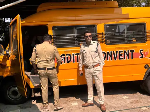 जबलपुर: आरटीओ की स्कूली बसों की आकस्मिक जांच, मिली कई खामियां, सख्त ...